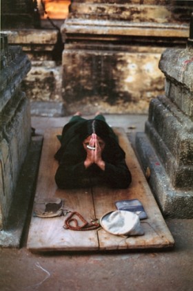 Bowing: A Portfolio By Steve McCurry - Tricycle: The Buddhist Review